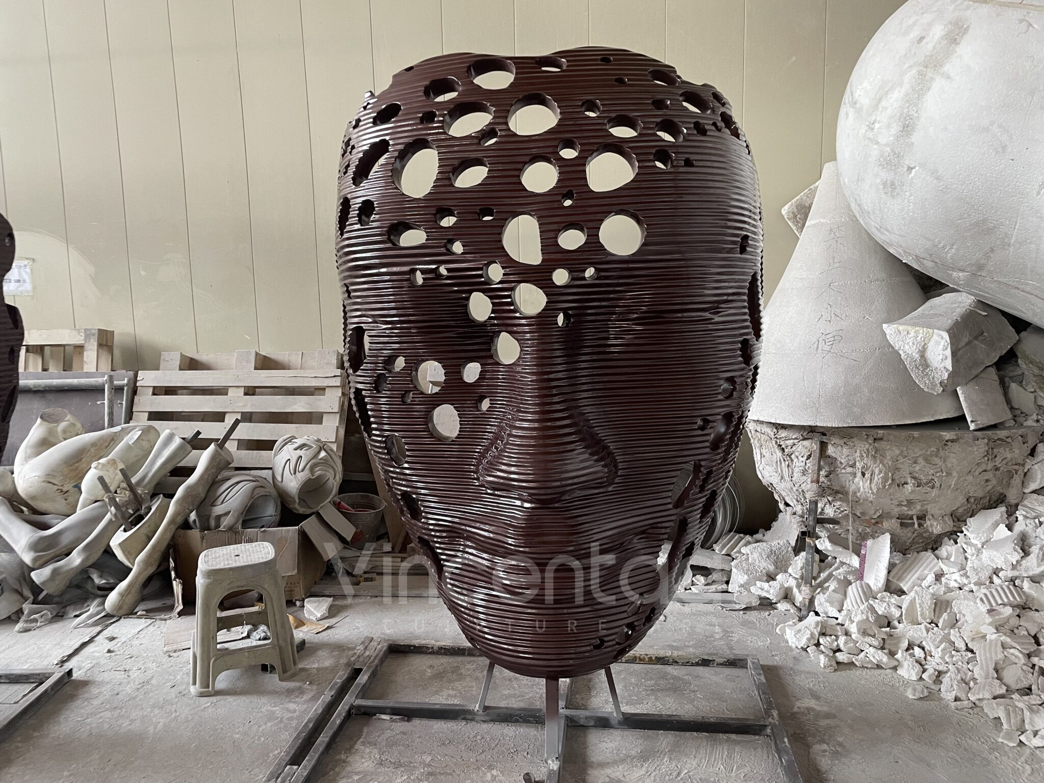 Hollow human face sculpture - Vincentaa